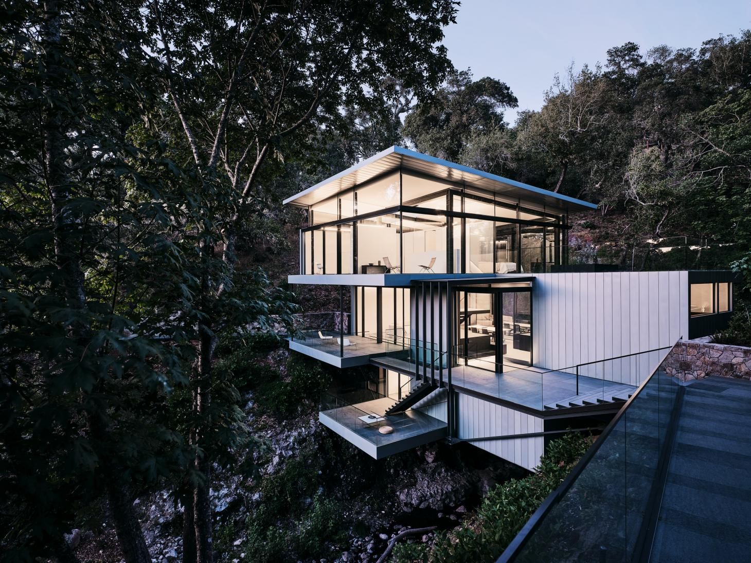 Steel and glass Suspension House spans a Californian creek | Wallpaper