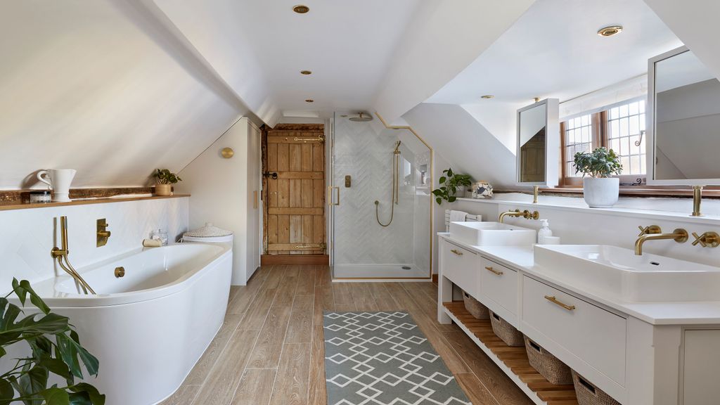Stunning vaulted ceiling ideas for any style of home | Homebuilding