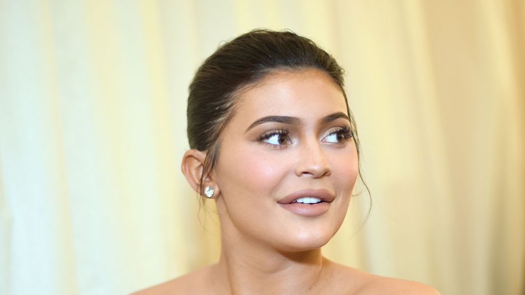 Kylie Jenner Talks Us Through Her Makeup Routine, Start to Finish ...