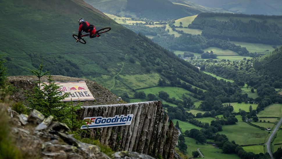 Watch incredible footage of Kade Edwards at Red Bull Hardline – shot by ...