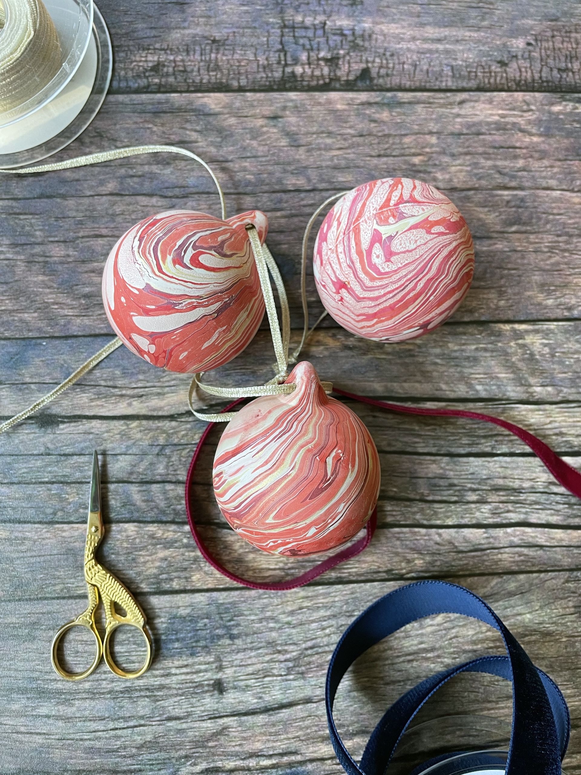 How to decorate Christmas baubles | Homes and Gardens