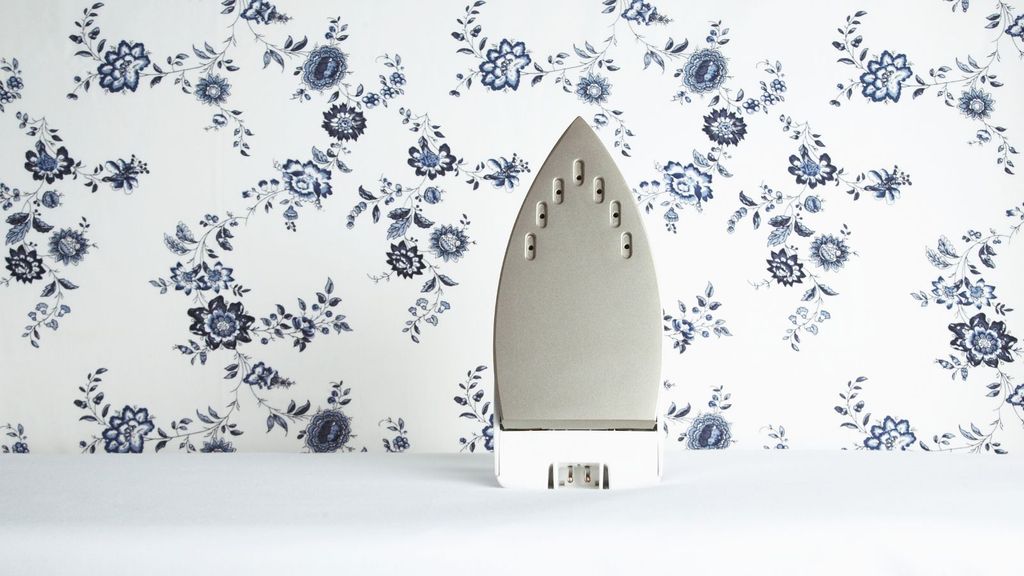 How to clean the bottom of an iron with vinegar in four steps | Homes ...