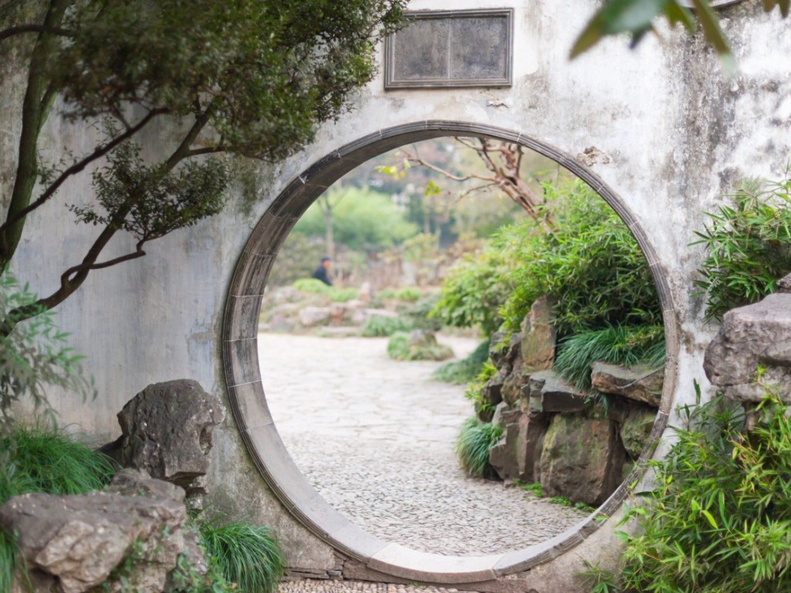 Add A Moon Gate Arch To Your Garden For Good Fortune | Gardening Know How