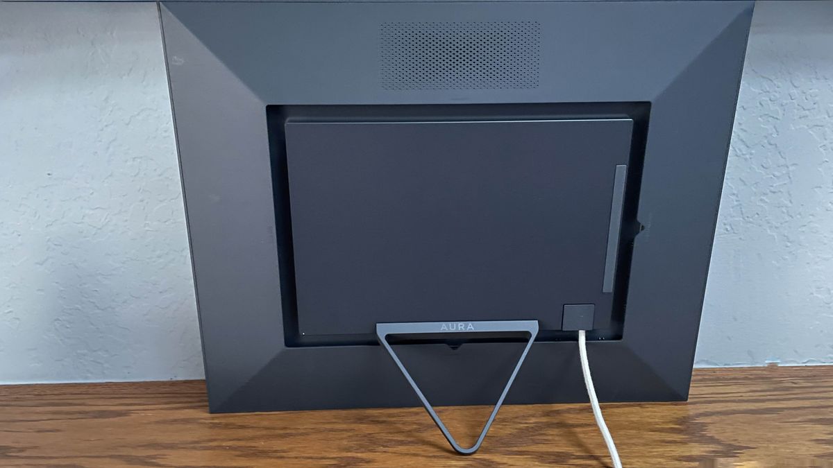 Aura Walden review: this giant digital photo frame is perfect for wall ...
