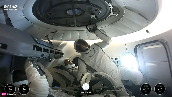 SpaceX Polaris Dawn astronauts complete 1st private spacewalk (video) | Space