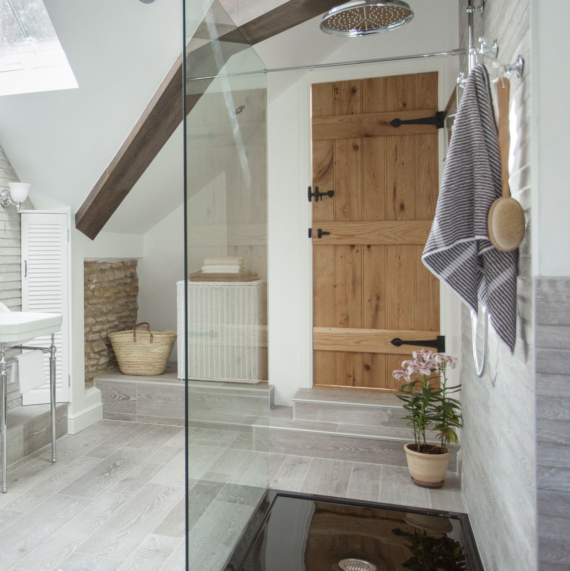 Cottage bathroom ideas: how to get this pretty, rustic look | Ideal Home