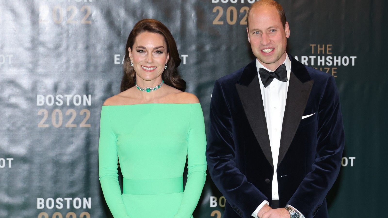 Kate Middleton's white lace blouse and skinny jeans in new Christmas ...