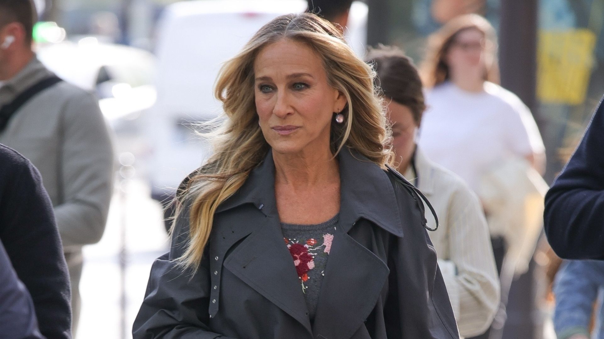 Sarah Jessica Parker's Fluffy Ugg Clogs Aren't Very Carrie Bradshaw ...