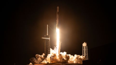 SpaceX Dragon capsule cargo ship docks at ISS with laser experiment and ...