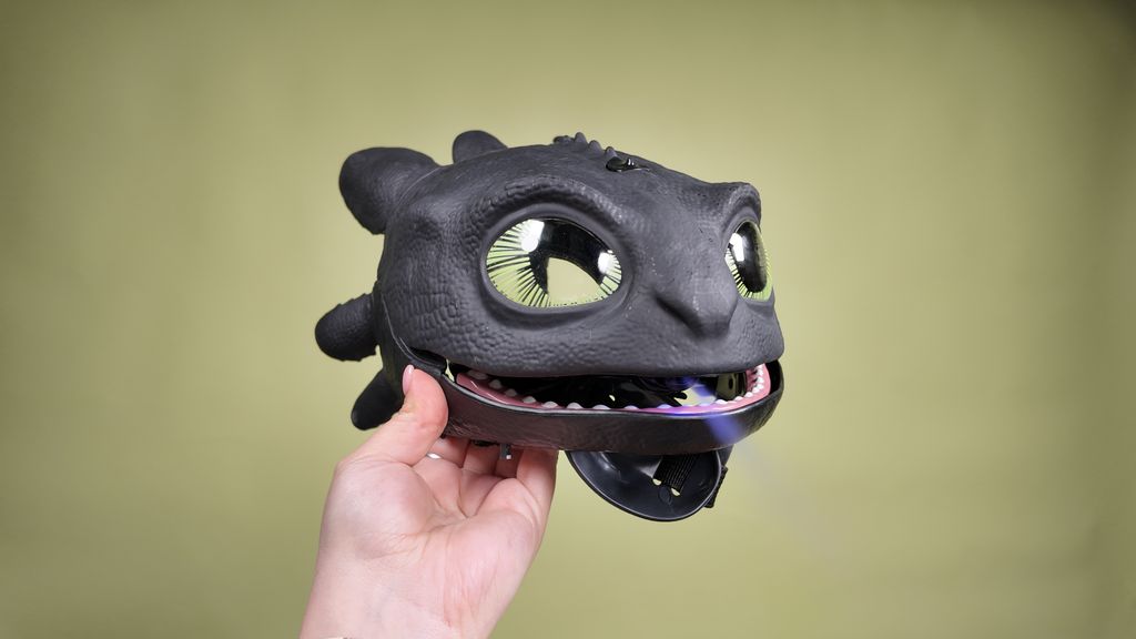 This new How to Train Your Dragon toy made me feel like a Night Fury ...