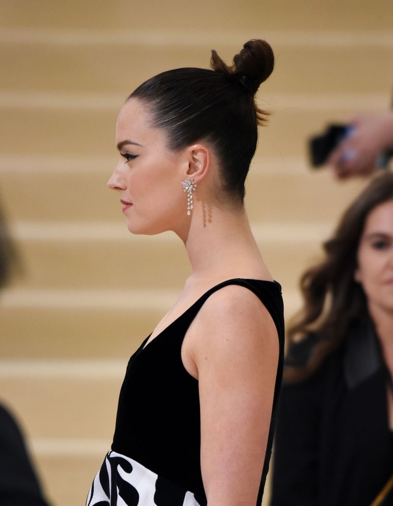 50 Best Top Knot Hairstyles of 2017 - Celebrity Top Knot Ideas | Marie ...