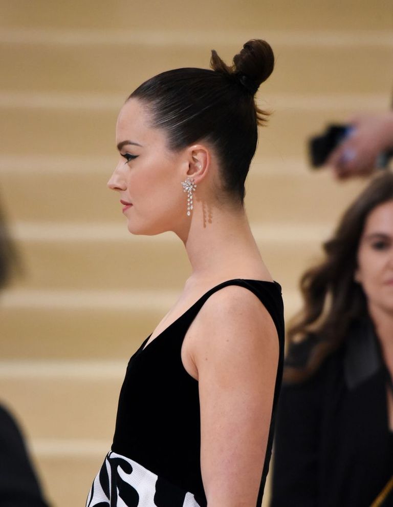 50 Best Top Knot Hairstyles of 2017 - Celebrity Top Knot Ideas | Marie ...