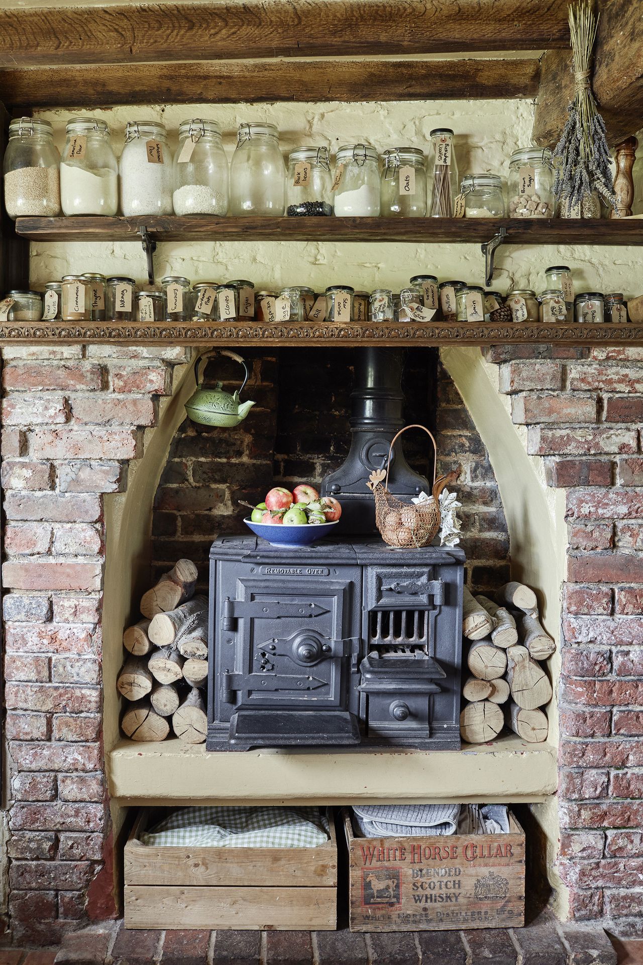 This 16th-century English cottage is beautifully restored | Homes and ...