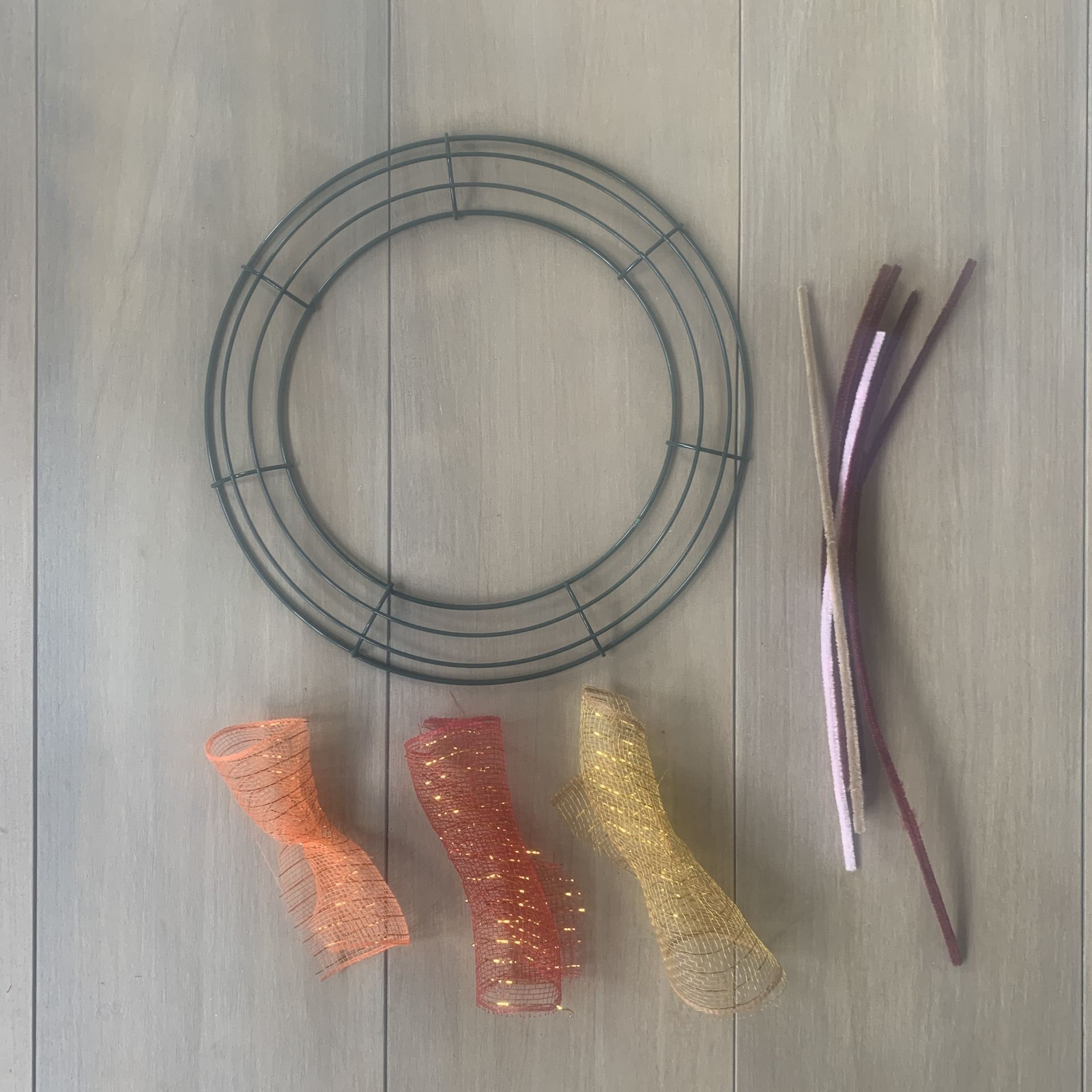 How to make a wreath with mesh: 8 easy steps for beginners | Homes and ...