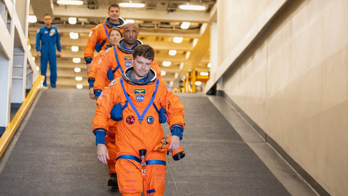 Get to the choppa! Artemis 2 moon astronauts practice splashdown with U.S. Navy (images, video ...