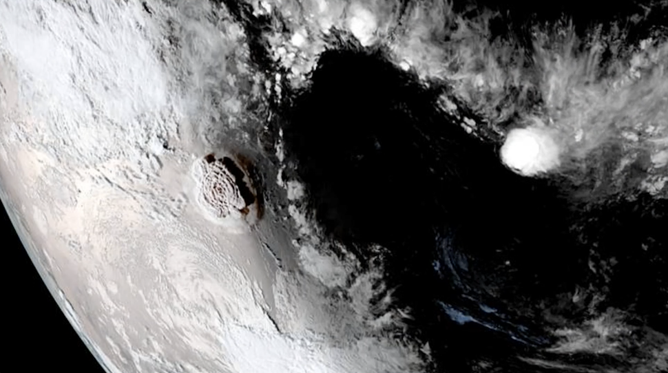 Huge Tonga underwater volcano eruption captured in stunning satellite ...
