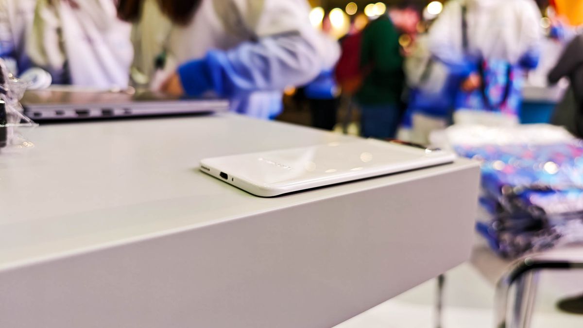 This ultra-thin 5.75mm phone destroys the Galaxy S25 Edge — and it has ...