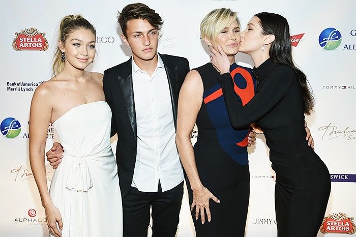 How to Look Your Best in a Group Photo | Who What Wear