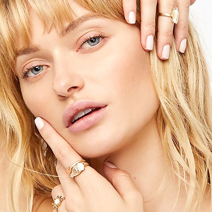 3 Hand Stretches to Try at Your Desk | Who What Wear