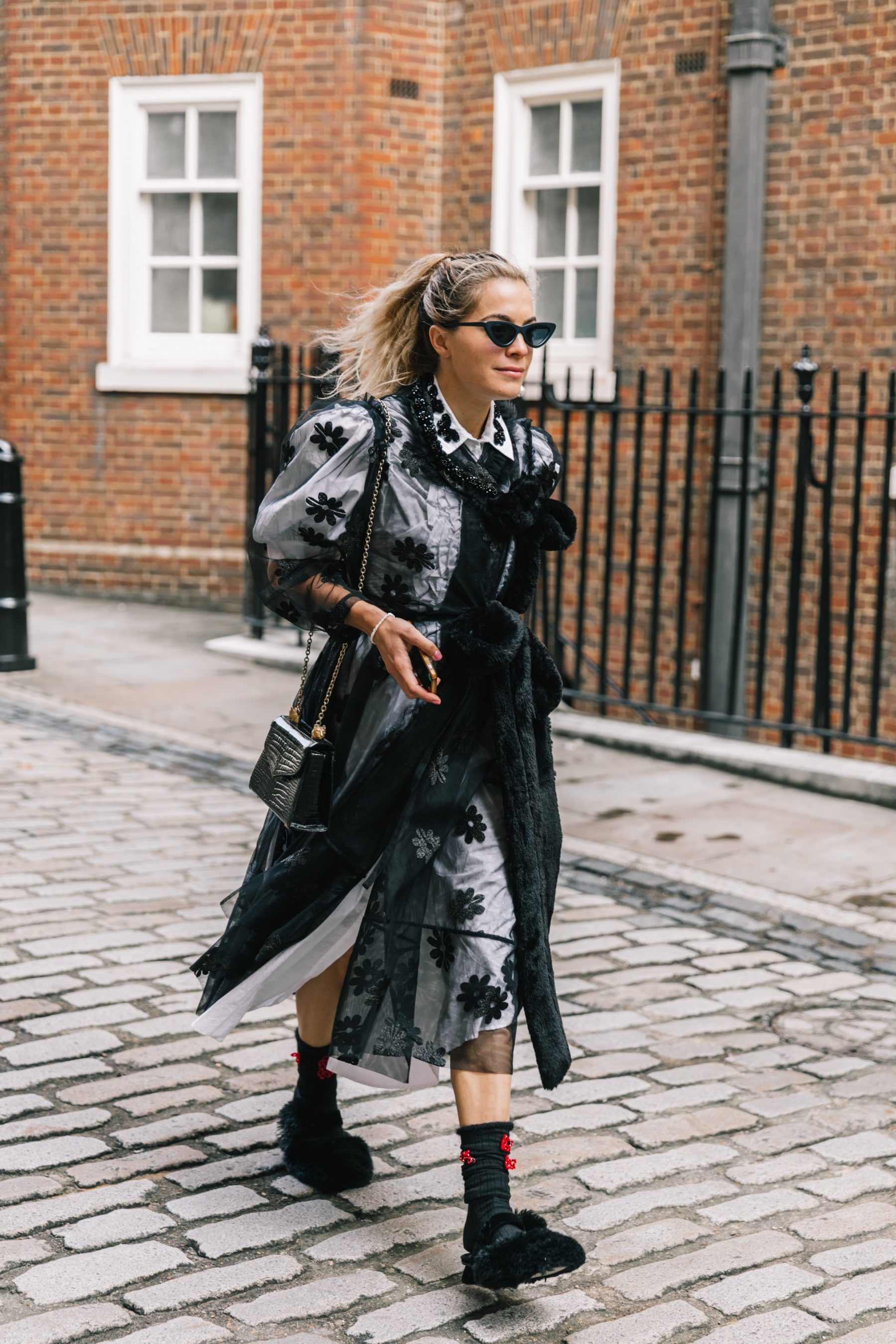 12 Slippers for the Coziest Street Style | Who What Wear