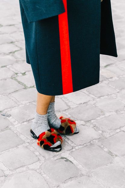 12 Slippers for the Coziest Street Style | Who What Wear