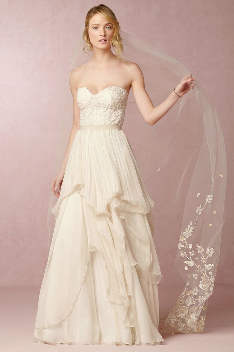 The Wedding Veil Styles That'll Be Trending in 2018 | Who What Wear