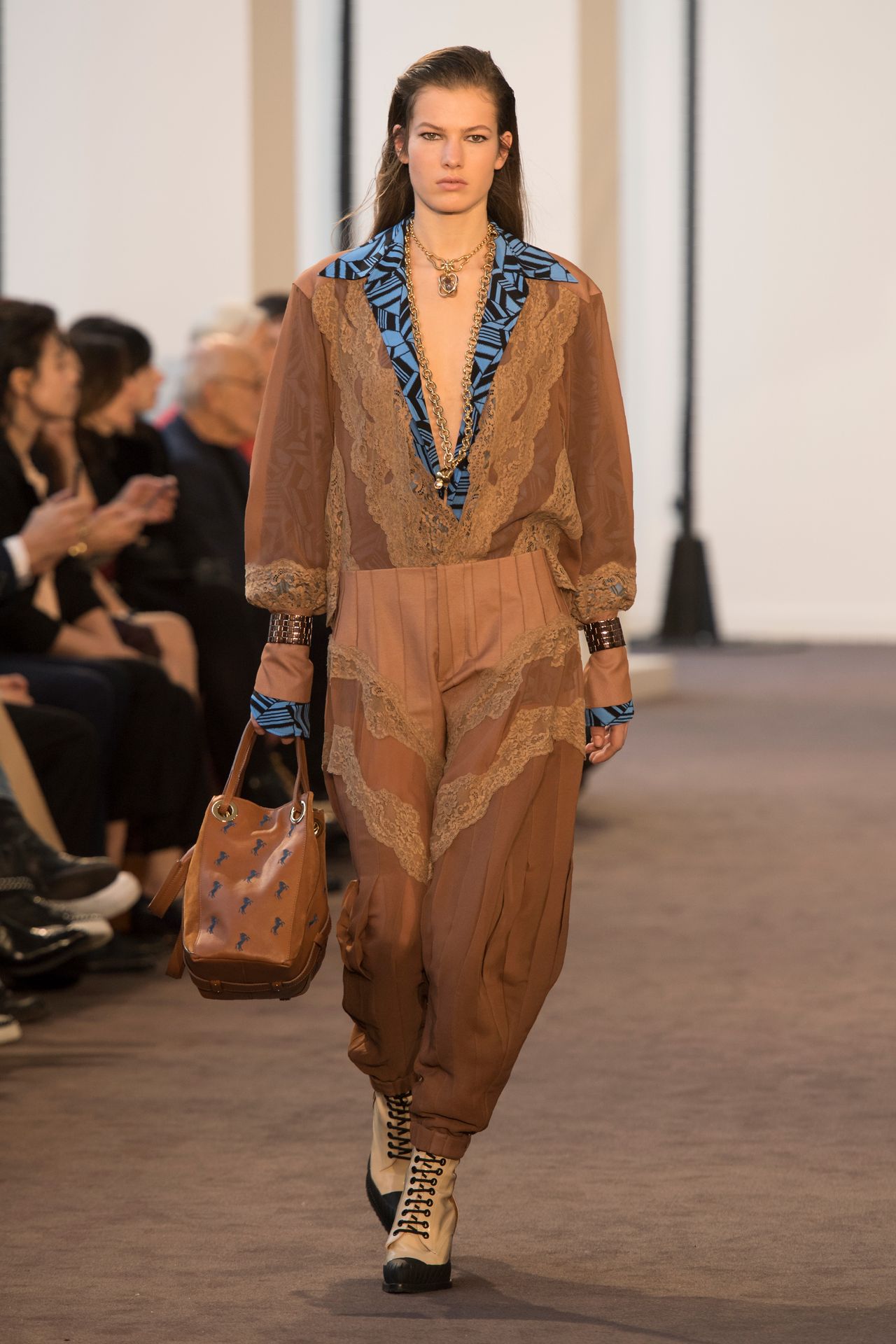 Chloé Fall/Winter 2018 Runway Photos | Who What Wear