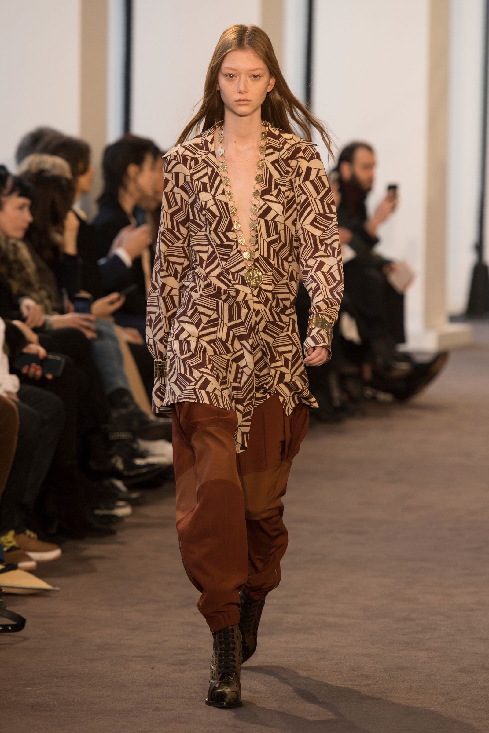 Chloé Fall/Winter 2018 Runway Photos | Who What Wear