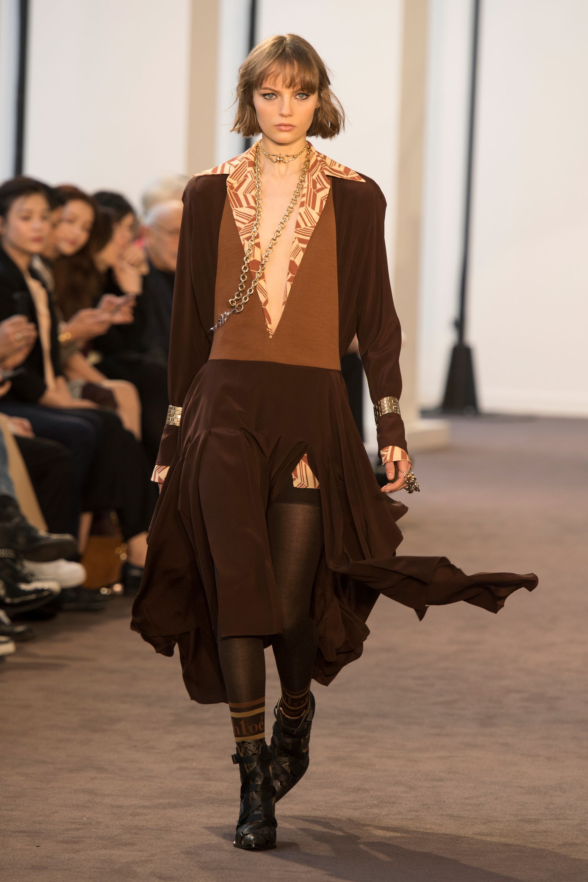 Chloé Fall/Winter 2018 Runway Photos | Who What Wear