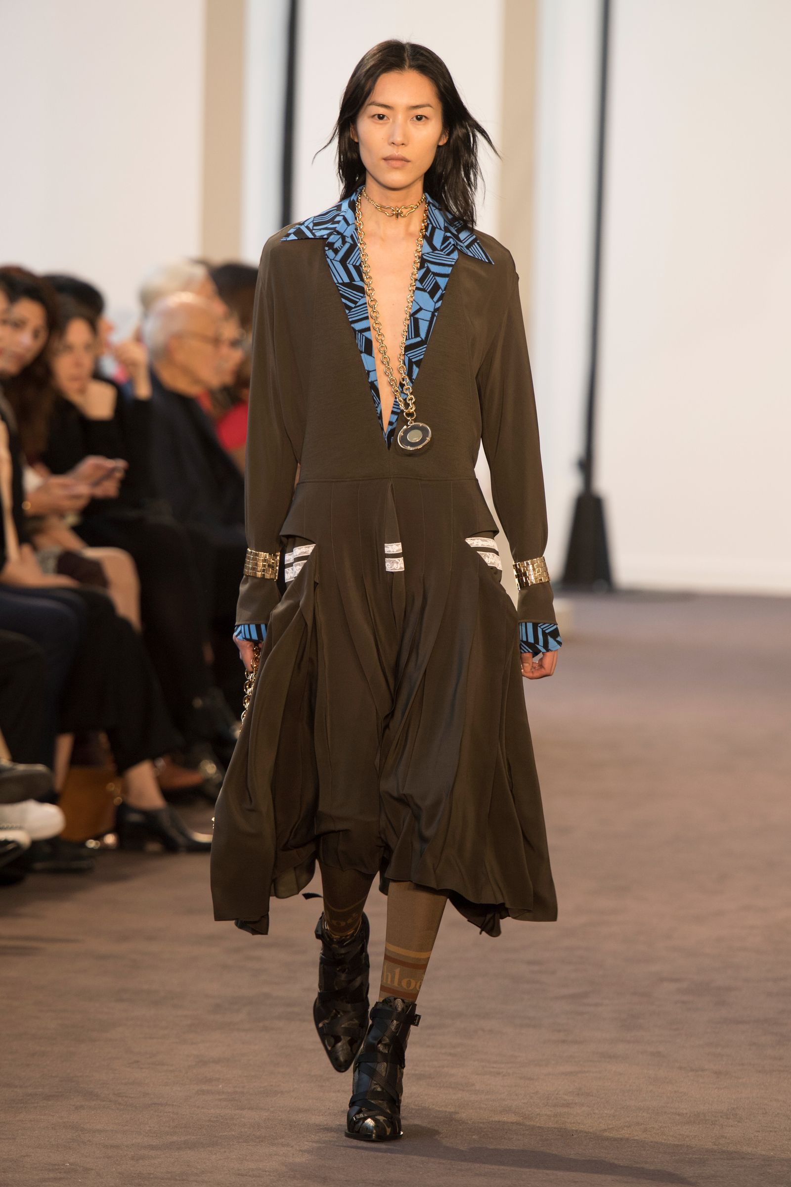 Chloé Fall/Winter 2018 Runway Photos | Who What Wear
