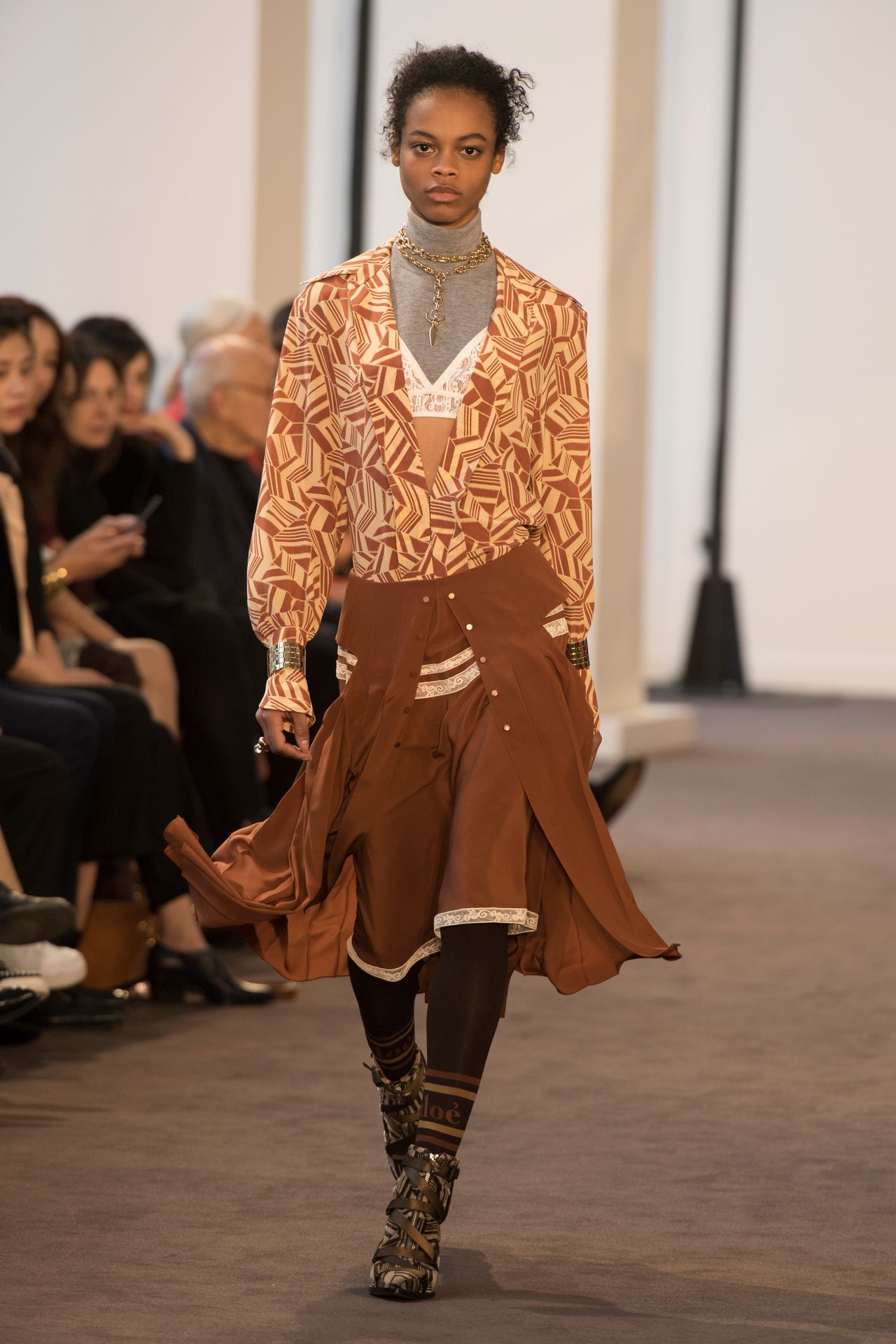 Chloé Fall/Winter 2018 Runway Photos | Who What Wear