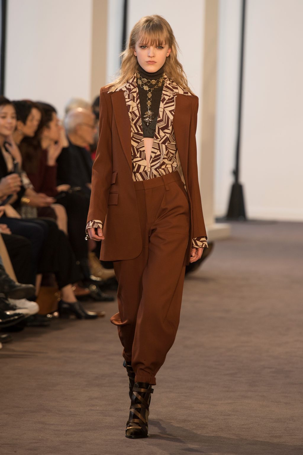 Chloé Fall/Winter 2018 Runway Photos | Who What Wear