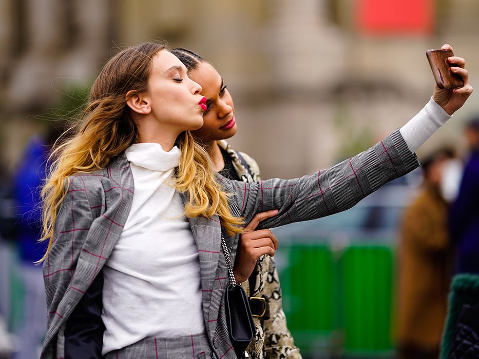 The Psychology of Being a Bad Texter | Who What Wear