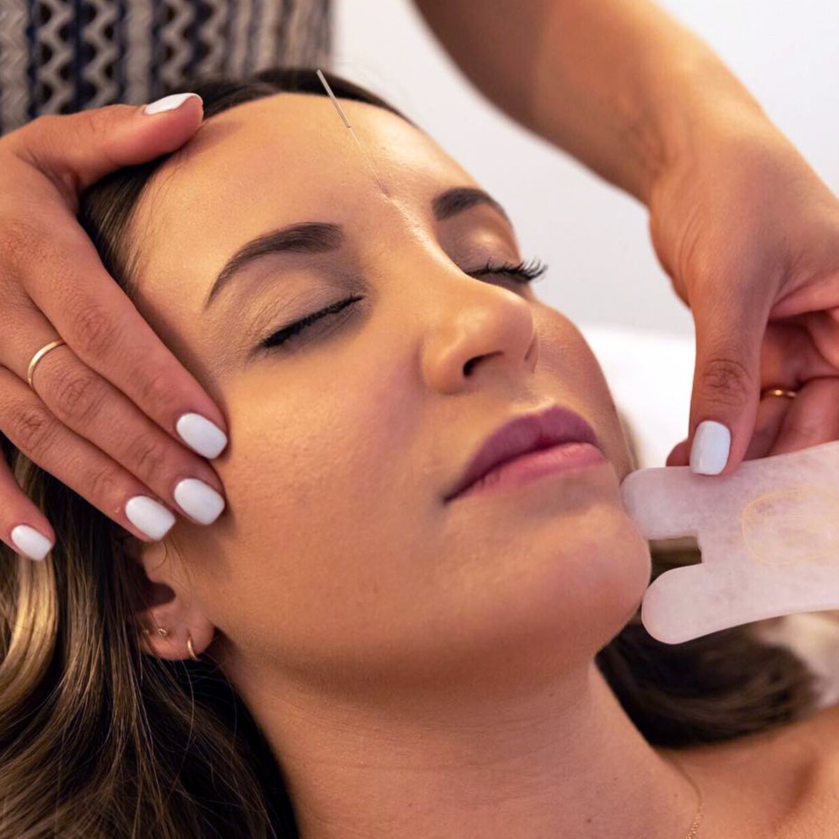 4 of the Best Gua Sha Benefits | Who What Wear