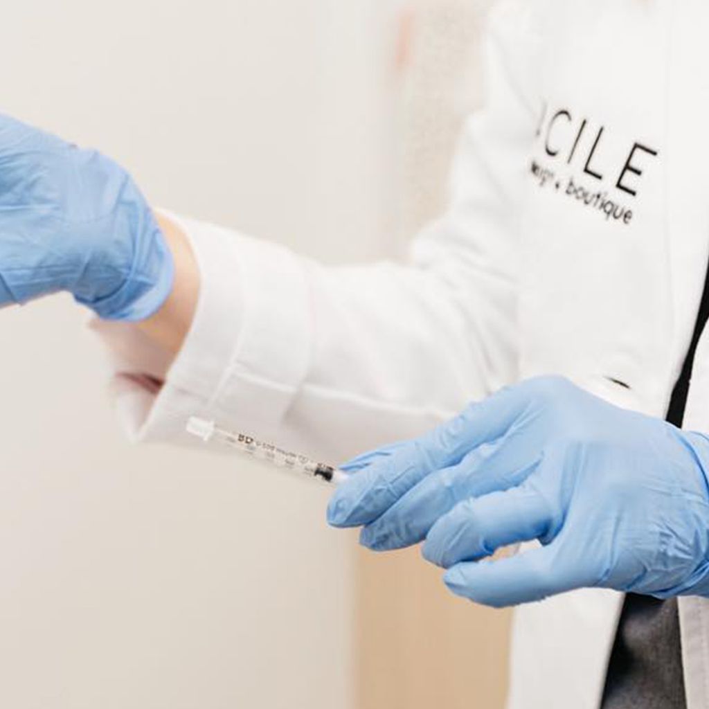 The 7 Best Filler Alternatives, According to Dermatologists | Who What Wear