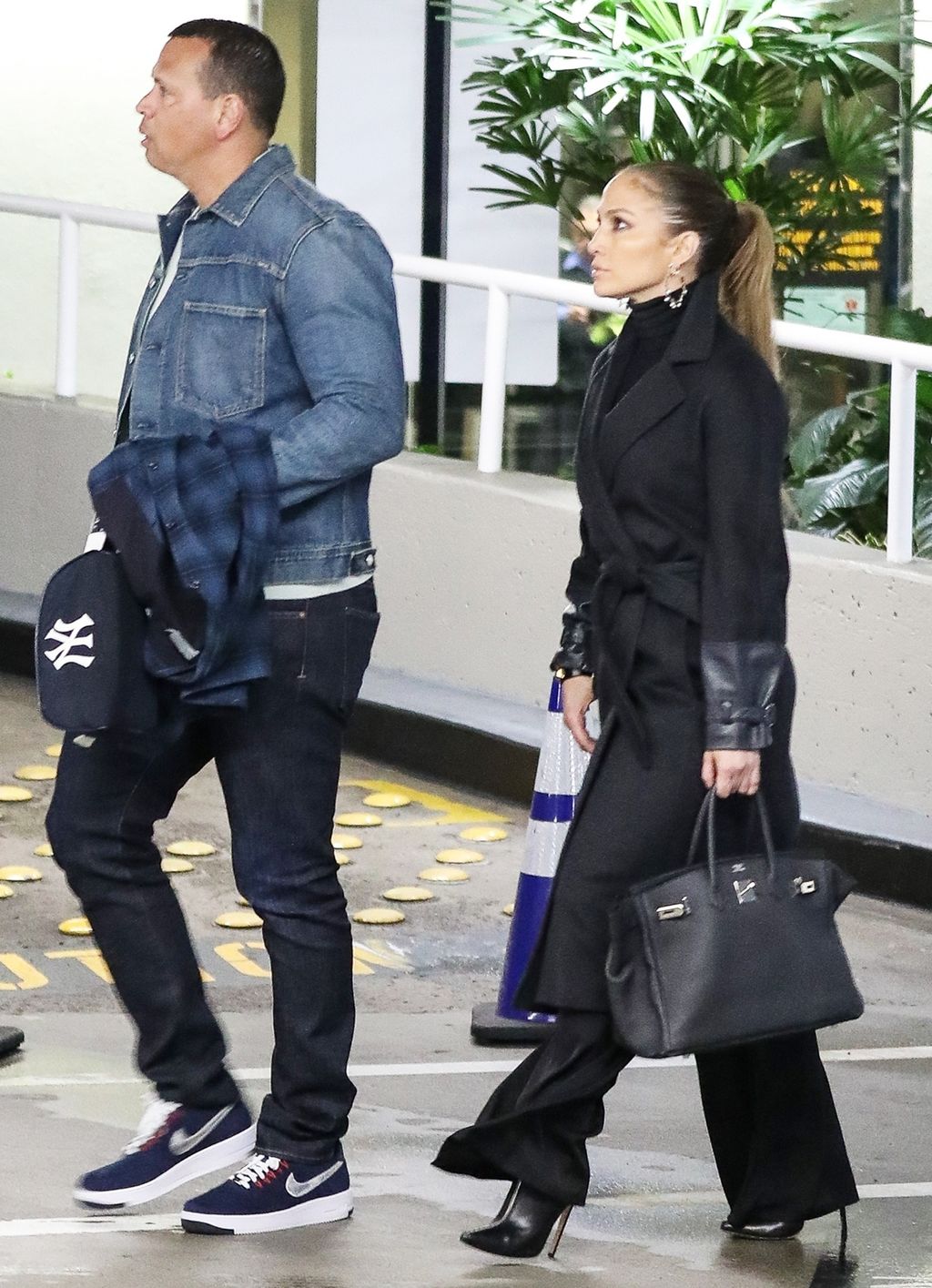 J.Lo Always Wears These 5 Basics to the Airport | Who What Wear