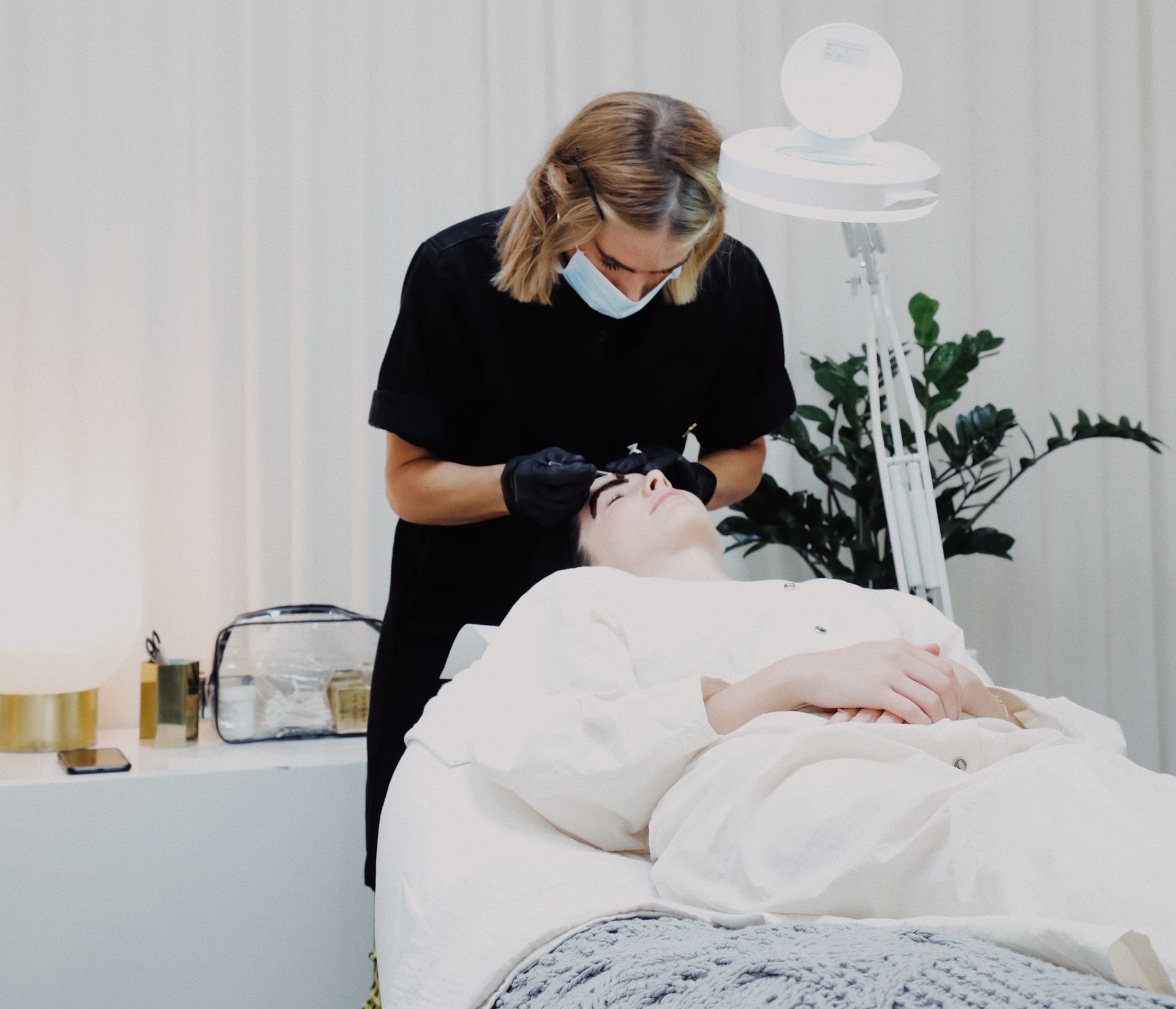 Microfeathering Eyebrows: A Guide to What You Should Know | Who What Wear