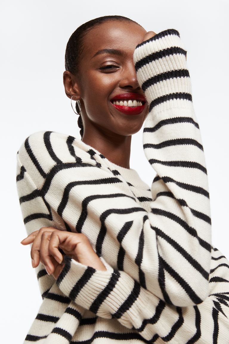 How to Style a Sweater Around the Shoulders for Women | Who What Wear