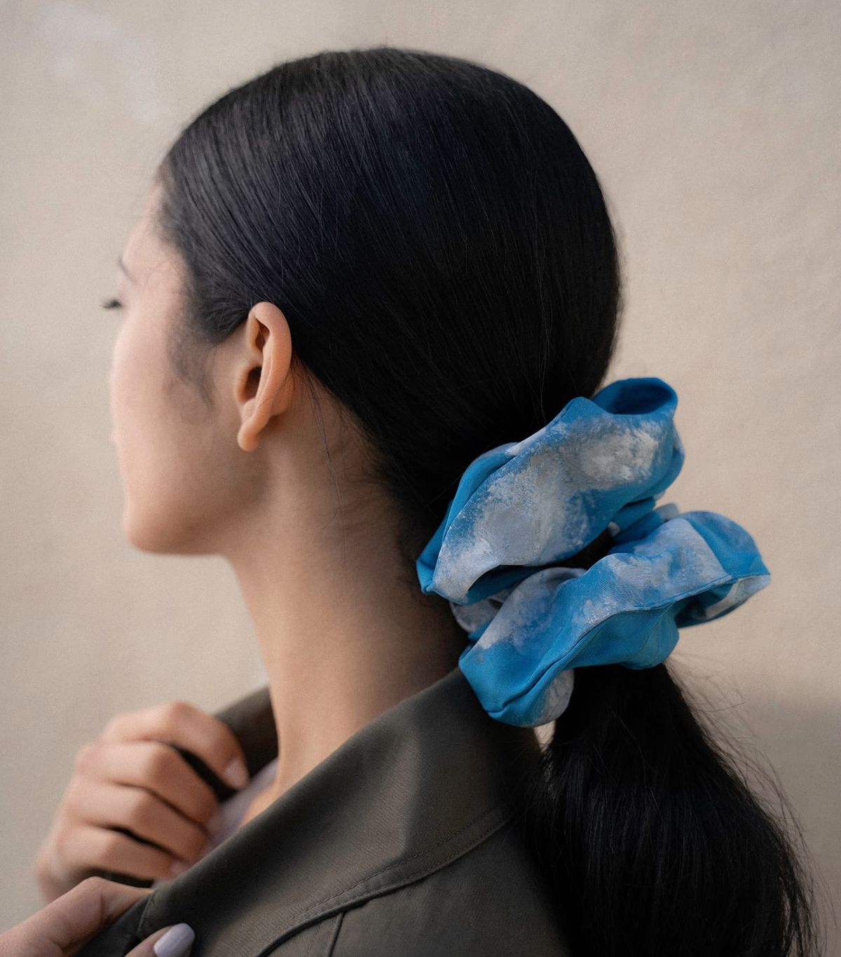 Big Scrunchies Are the Latest Accessory Trend | Who What Wear