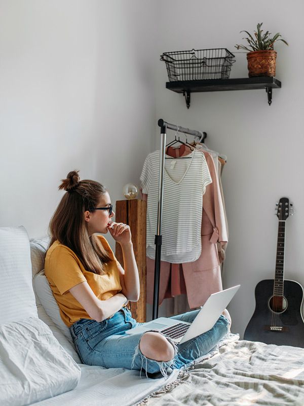 These Are the Effects of Binge-Watching | Who What Wear