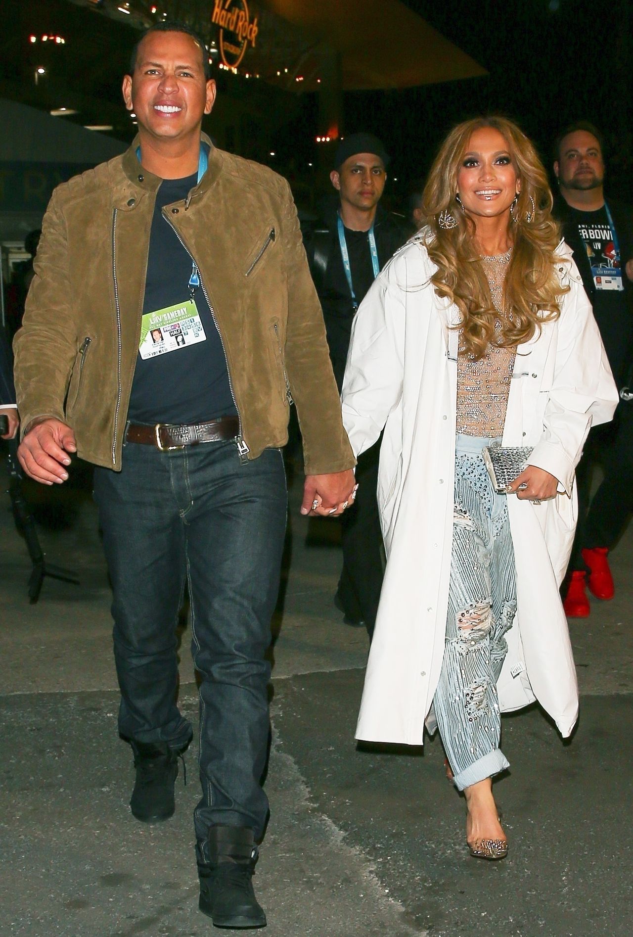 Jennifer Lopez Wore Baggy Jeans to Super Bowl After-Party | Who What Wear