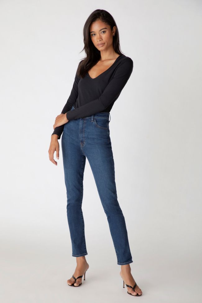 Margot Robbie Wore Rigid Jeans for a Flight | Who What Wear