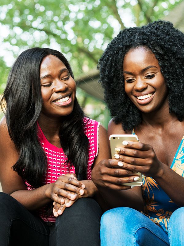 How Social Media Impacts Friendships, According to Experts | Who What Wear