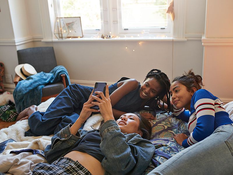 How Social Media Impacts Friendships, According to Experts | Who What Wear