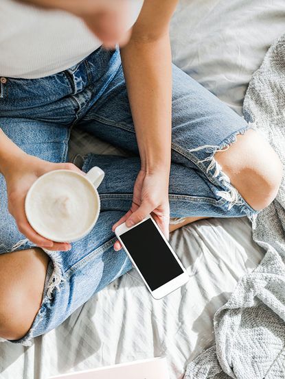 How to Cut Down on Electronics Before Bed | Who What Wear