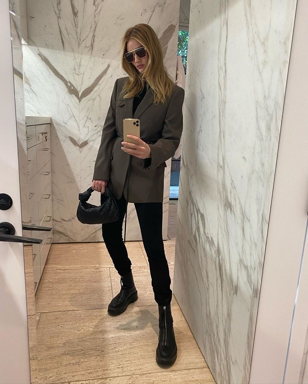 The Jazz-Legs Pose Is the Latest Viral Instagram Trend | Who What Wear