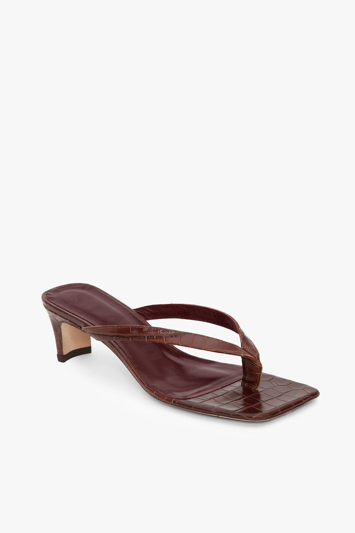 Bella Hadid Wore Jeans With High-Heel Flip-Flops | Who What Wear