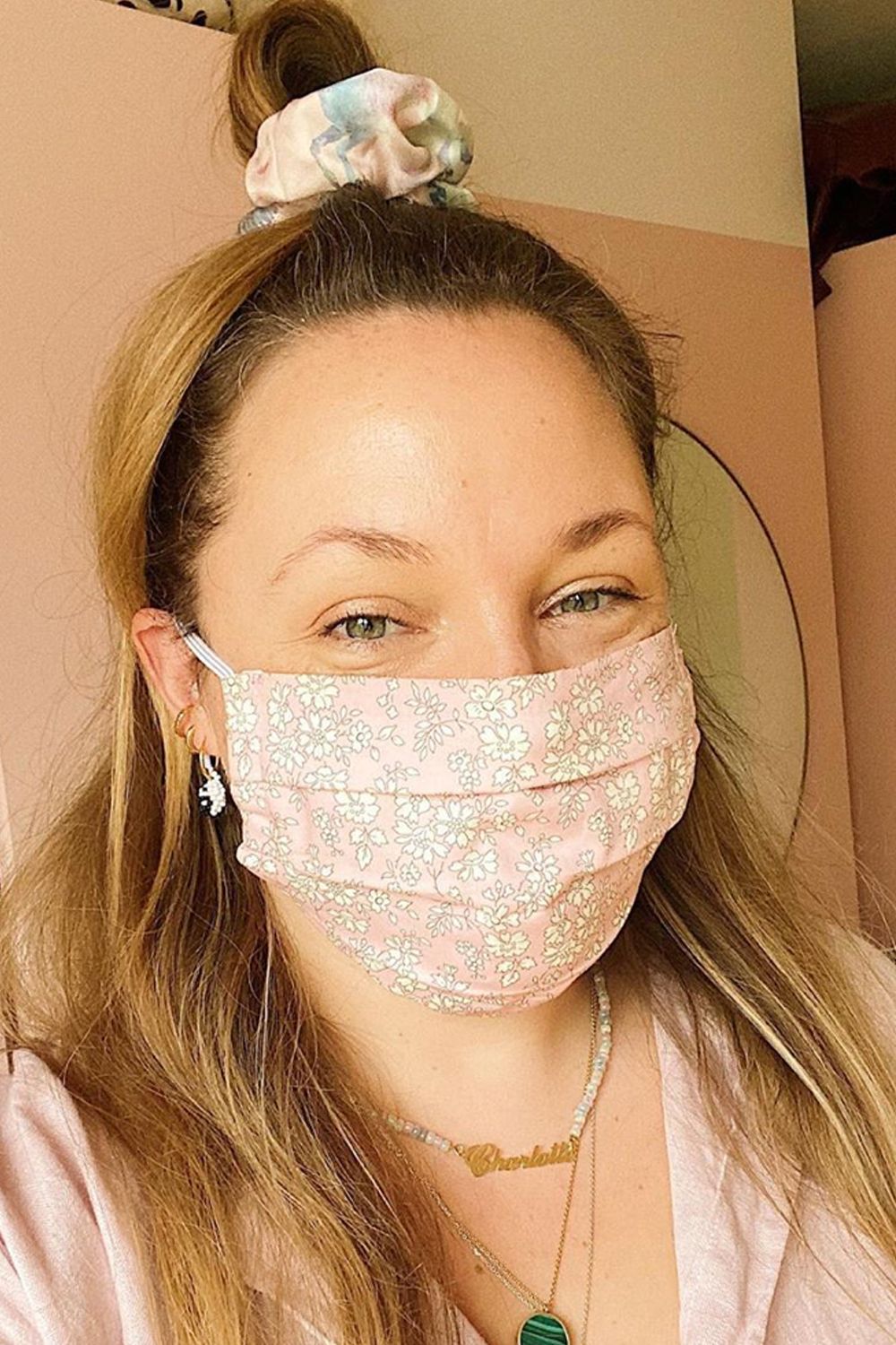 This Is the Expert-Approved Way to Wear Makeup Under a Mask | Who What Wear