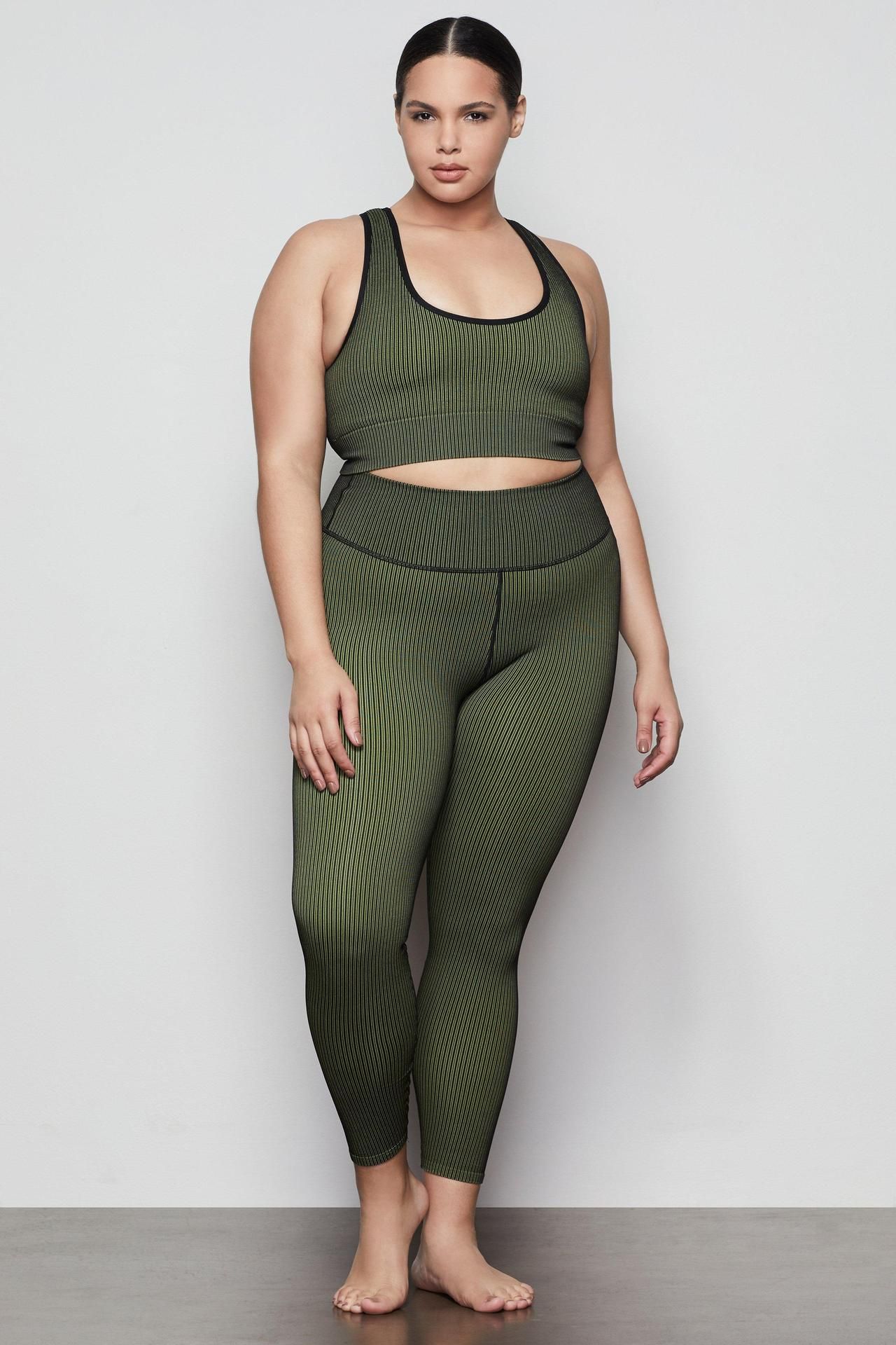 5 Legging Color Trends We'll See Everywhere This Fall | Who What Wear