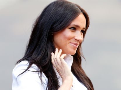 Meghan Markle Wore Shorts and Sneakers With a Face Mask | Who What Wear